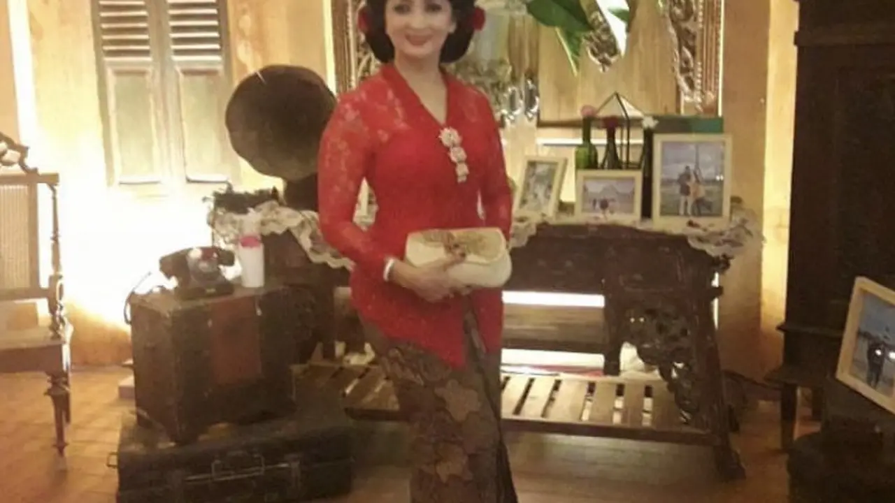 8 Potret Anna Maria, Istri Roy Marten Tampil Elegan Dibalut Kebaya ...