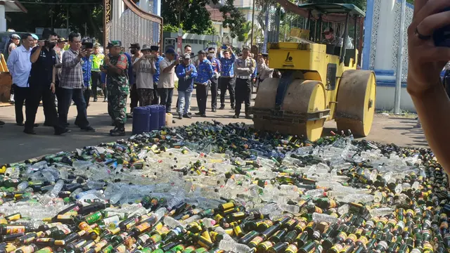 Jelang Lebaran Idul Fitri 2023, Polres Garut Musnahkan Ribuan Botol Miras - Regional Liputan6.com
