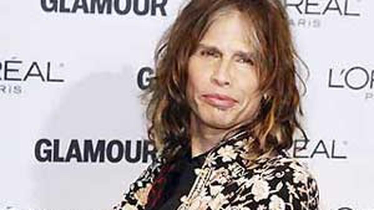 Jatuh di Toilet, Steven Tyler Tunda Konser