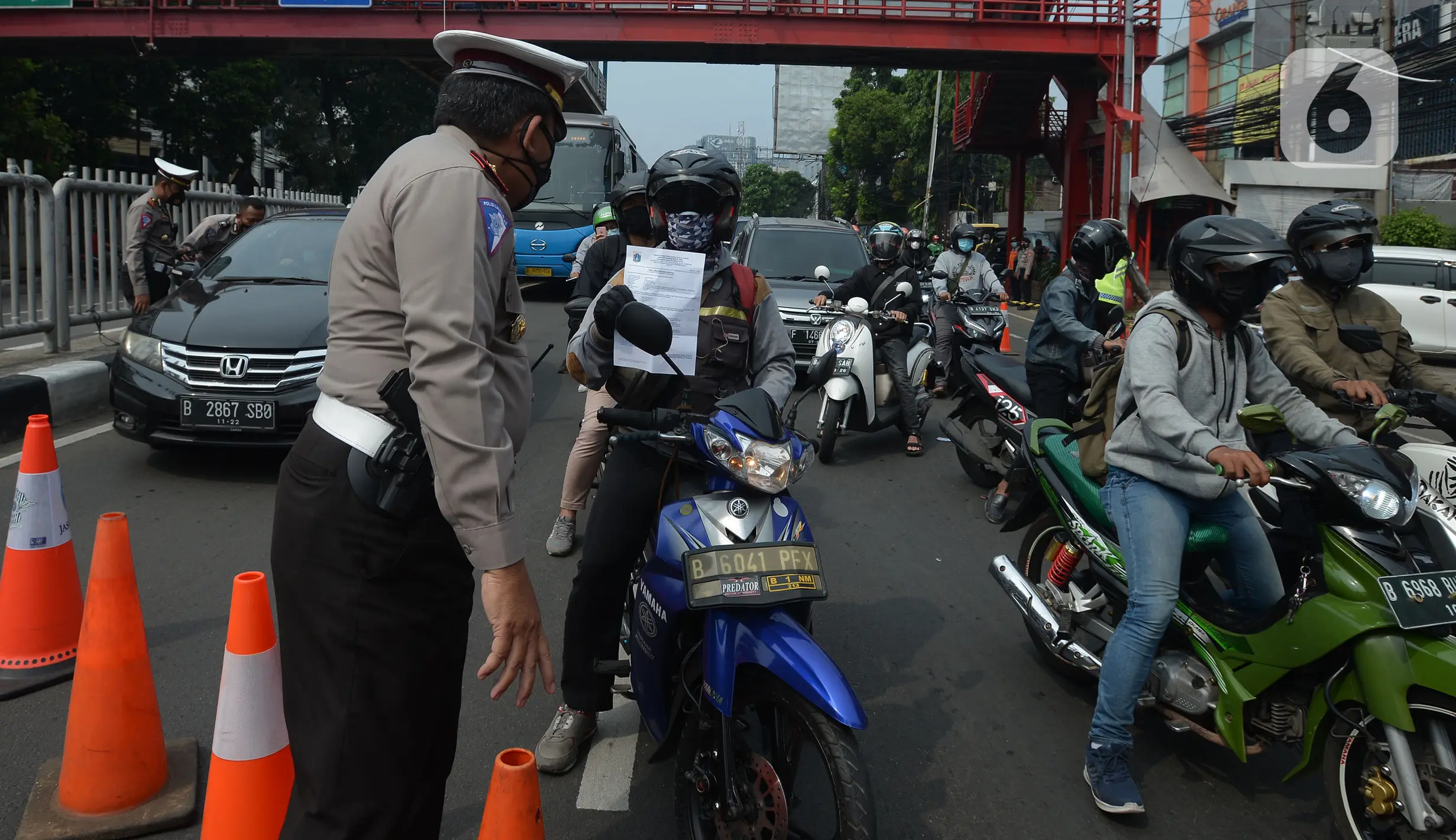 FOTO: Hari Pertama Penambahan Penyekatan di Mampang - Foto Liputan6.com