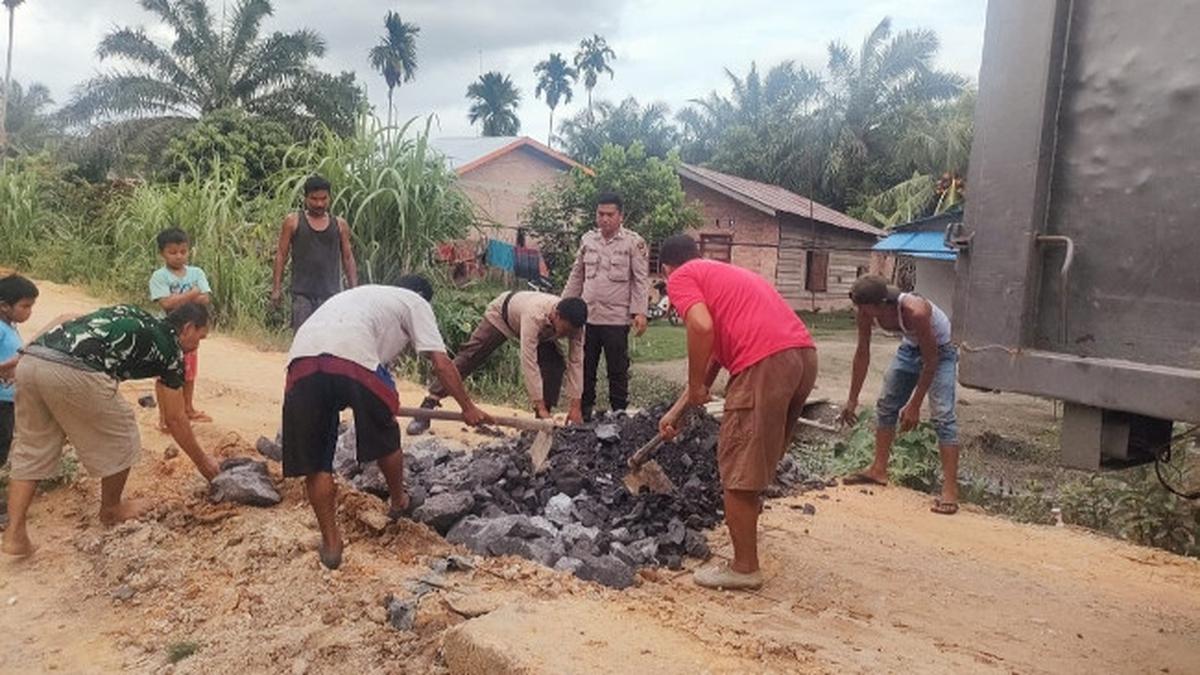Polres Rokan Hilir Perbaiki Akses Jalan Menuju TPS Daerah Pedalaman ...