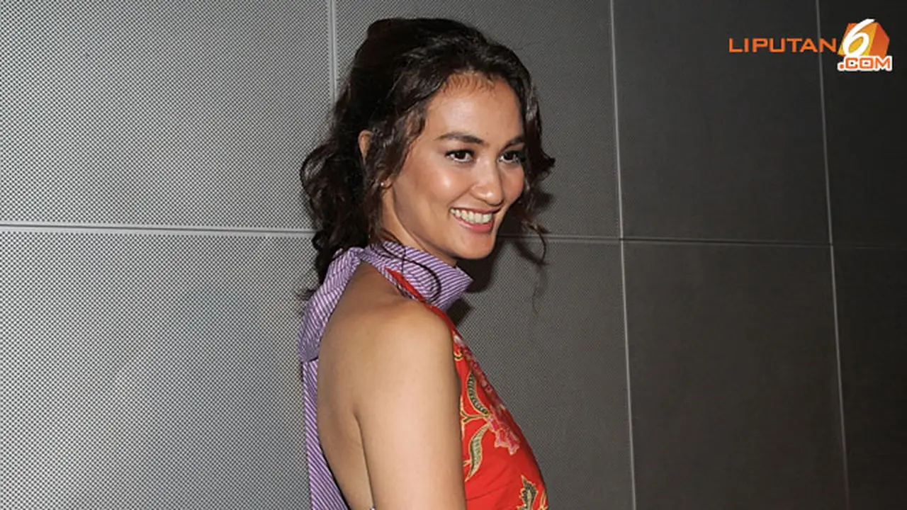 Adegan Buka Baju di Java Heat, Ini Kata Atiqah Hasiholan - ShowBiz ...