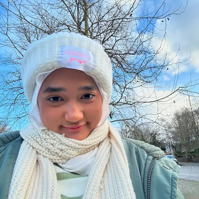 7 Potret Aisha Keem Latihan Berkuda di Belanda, Berangkat Usai Subuh Naik Sepeda - Hot Liputan6.com