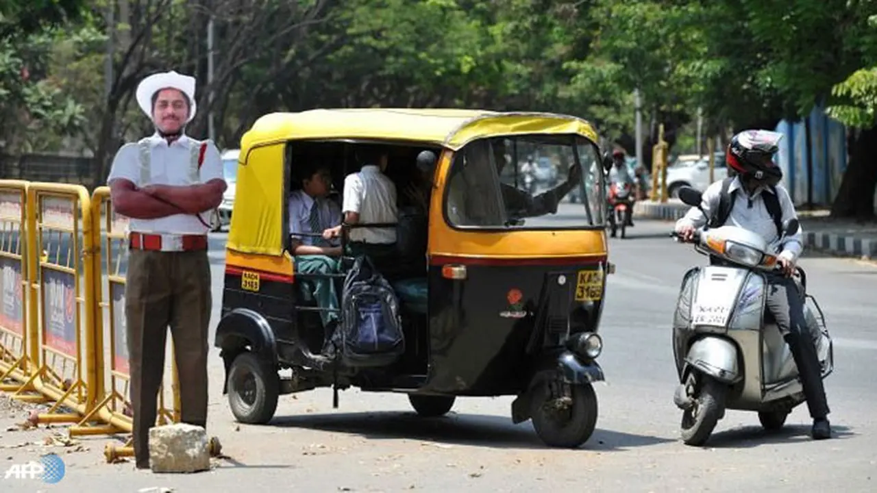 Takuti Pengendara Bandel, Polisi Kardus Berjaga di Jalan India - Global ...