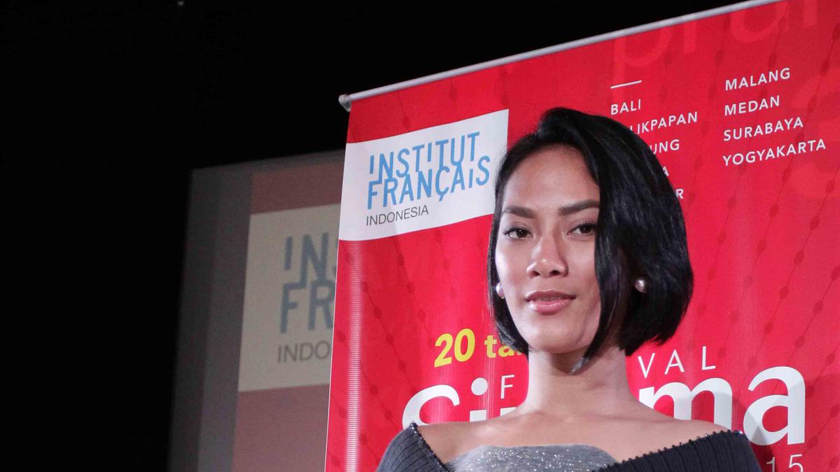 Narsis di Mobil, Tara Basro Seksi Berbalut Kemben