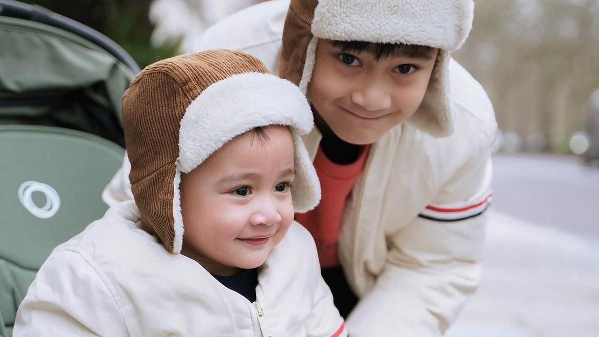 Potret Manisnya Rafathar Bersama Rayyanza, Bikin yang Lihat Ikut Bahagia