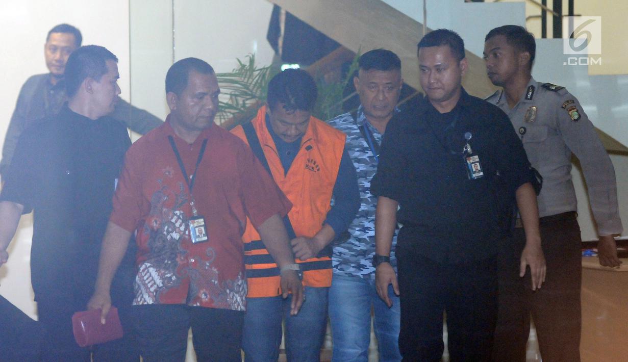 FOTO: Pakai Rompi Oranye, KPK Resmi Tahan Bupati Jombang - Foto ...