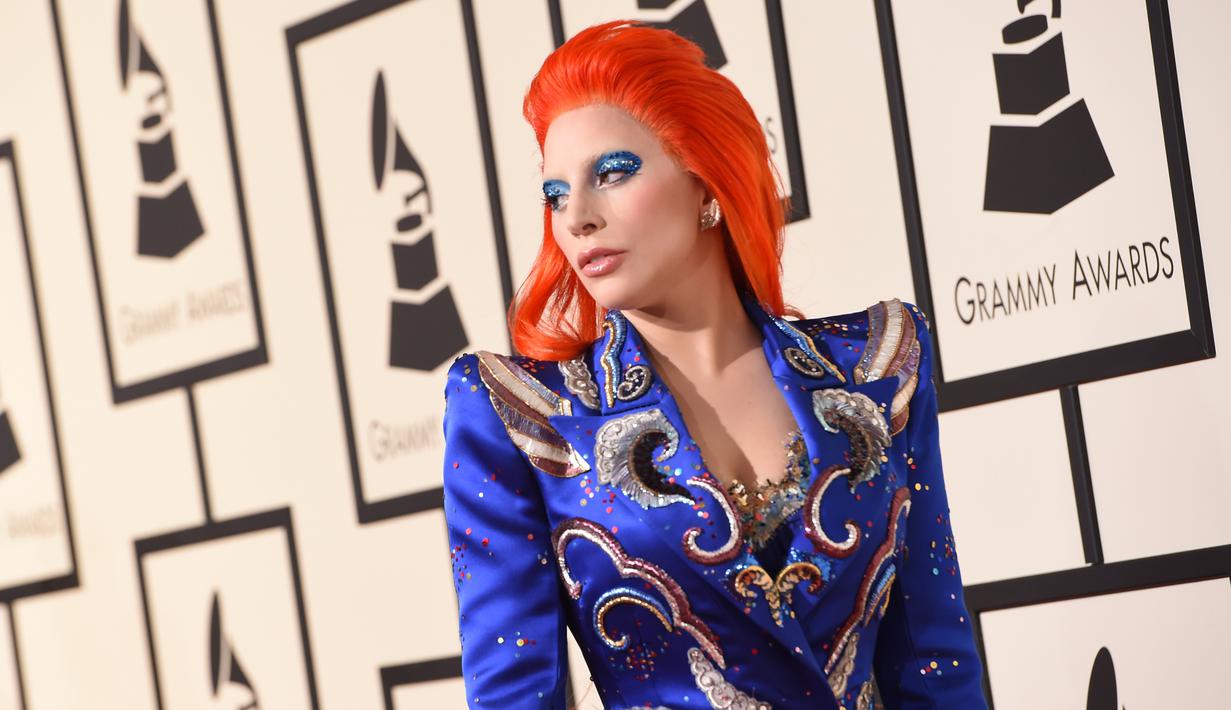 Tampil Nyentrik, Lady Gaga Gokil Dengan Rambut Oranye di Grammy Awards