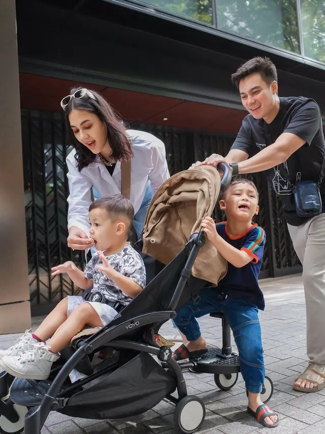 7 Potret Baim Wong Ajak Keluarga Liburan di Jepang, Jadi Ayah Siaga - Hot Liputan6.com