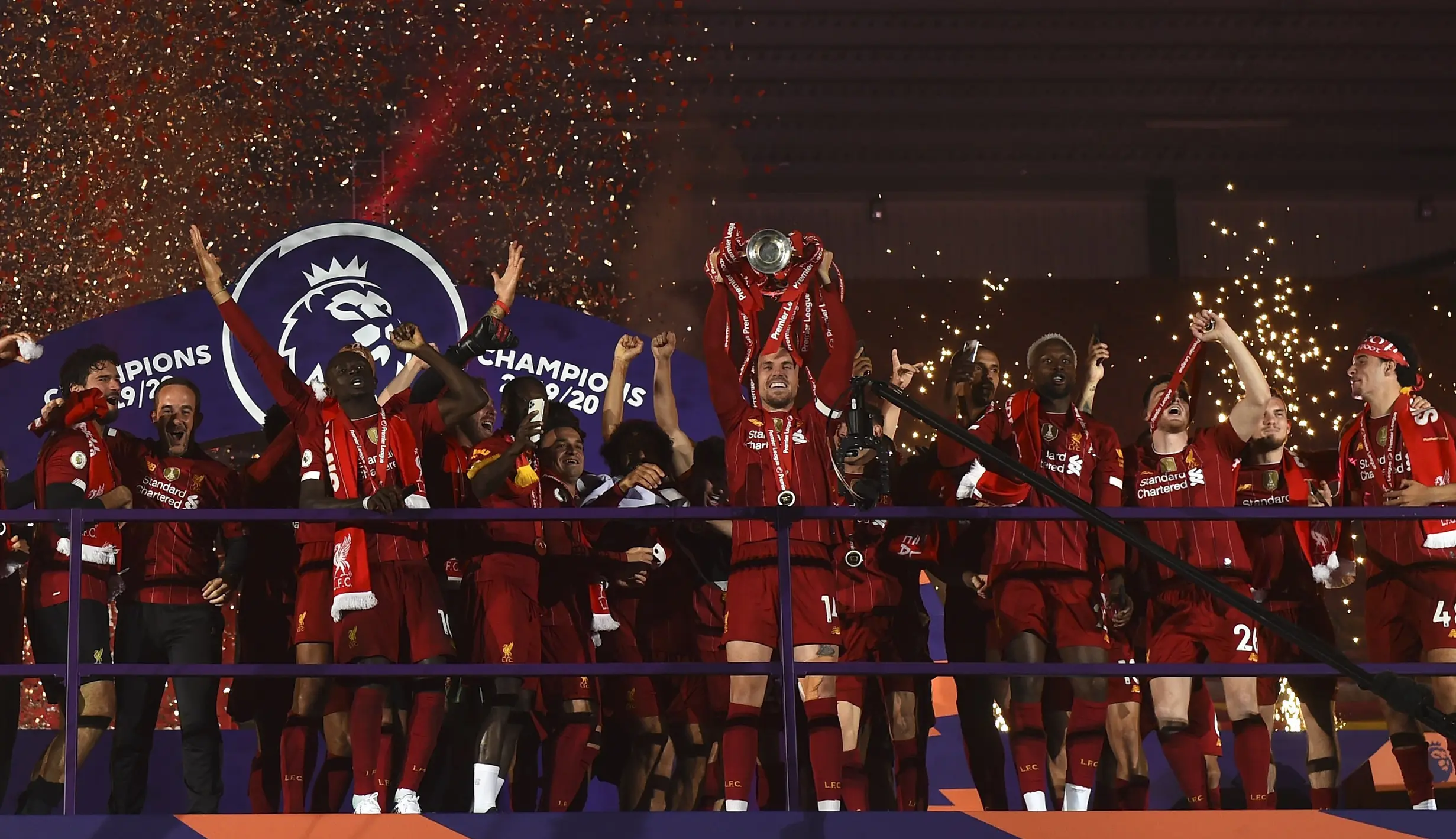 FOTO: Liverpool Angkat Trofi Liga Inggris