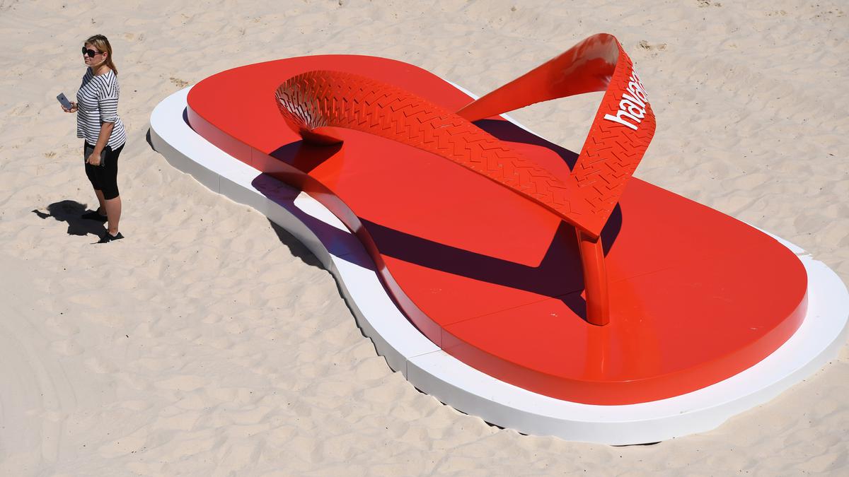 Sandal Jepit Hingga Kepala Badak Raksasa Jadi Tontonan Seru di Pantai ...