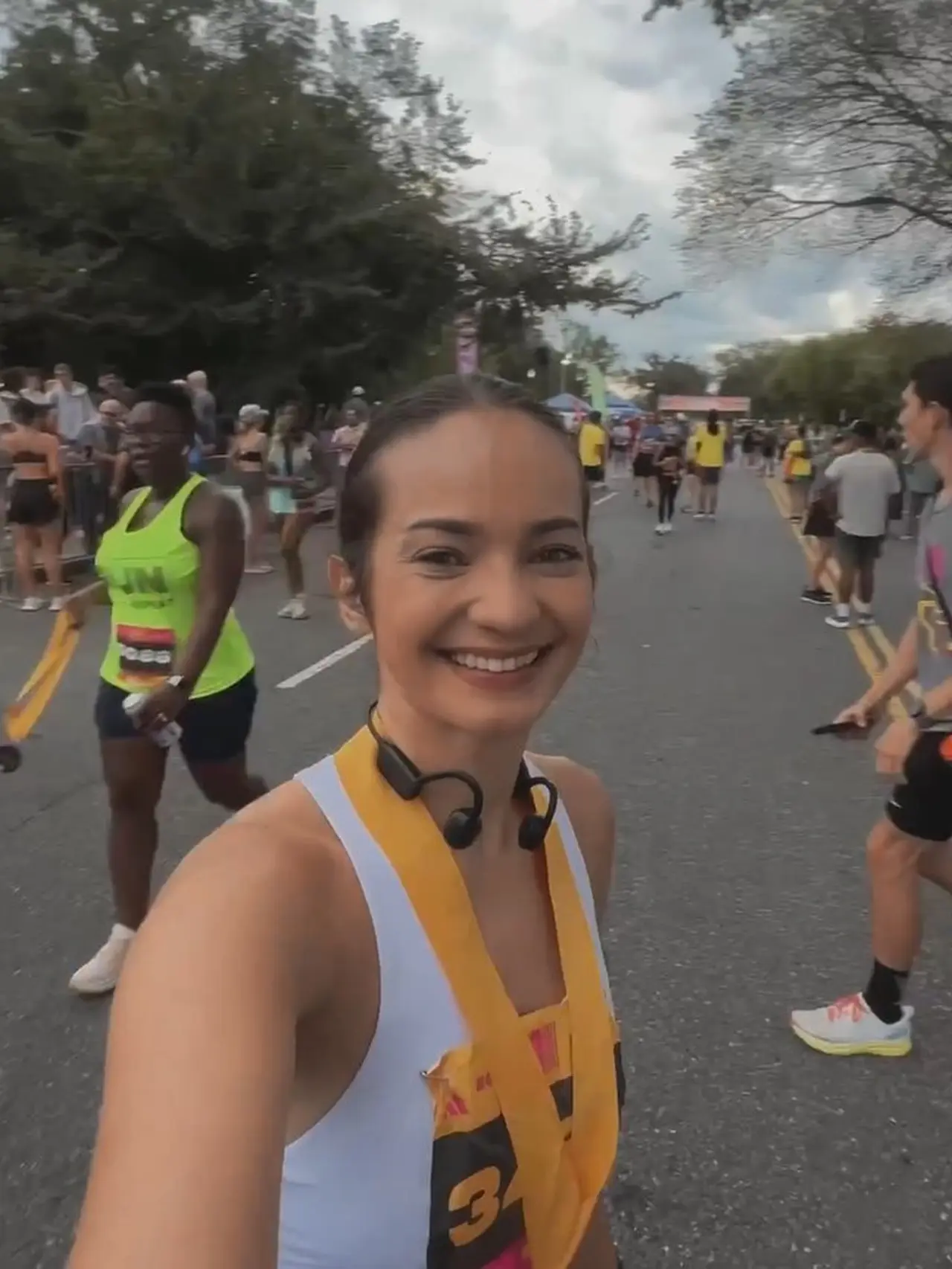 7 Potret Enzy Storia Ikut Half Maraton di Amerika, Sukses Dapat Medali