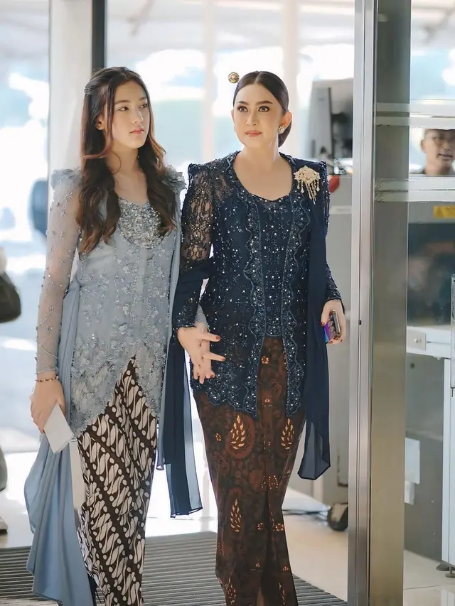 6 Potret Mikhaela Lee Temani Nafa Urbach di Pelantikan Anggota DPR RI, Curi Perhatian - Hot ...