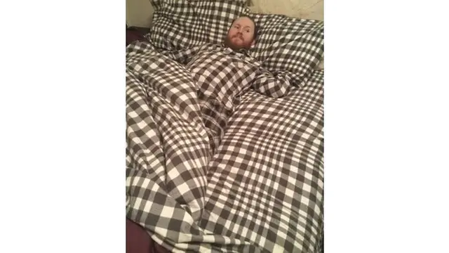 6 Momen Kocak Pakai Baju Kembar dengan Barang Sekitar Ini Bikin Ketawa - Hot Liputan6.com