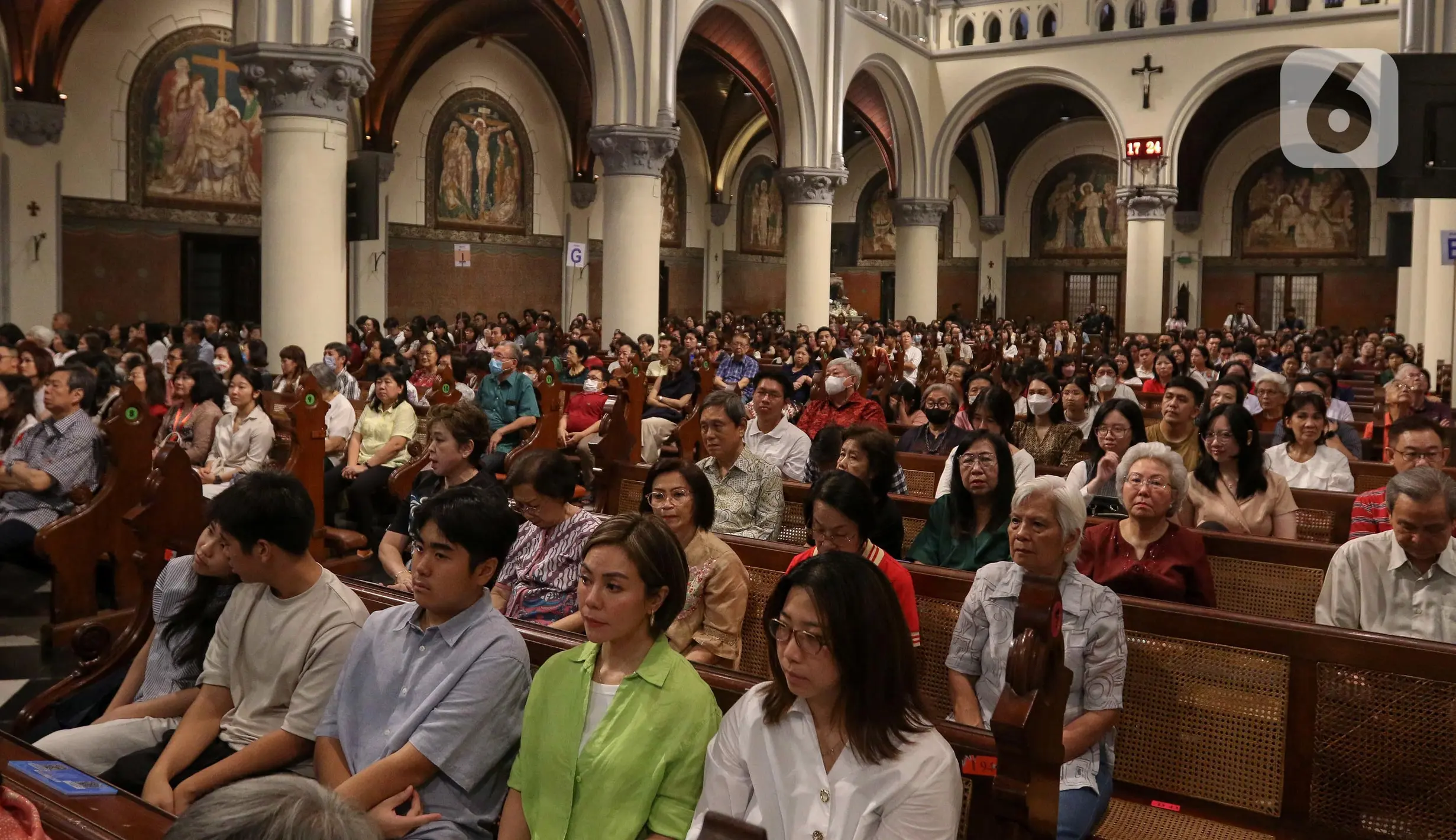 Khidmat, Misa Malam Natal di Gereja Katedral Jakarta - Foto Liputan6.com