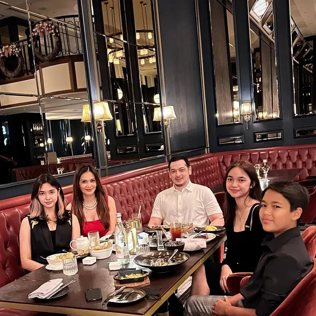 6 Potret Harmonis Cut Tari dan Richard Kevin ketika Rayakan Ultah Anggota Keluarga - Hot ...