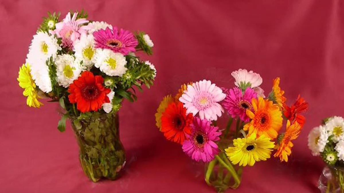 DIY Vas Bunga Cantik Dari Botol Plastik Bekas (+Video) - Parenting ...