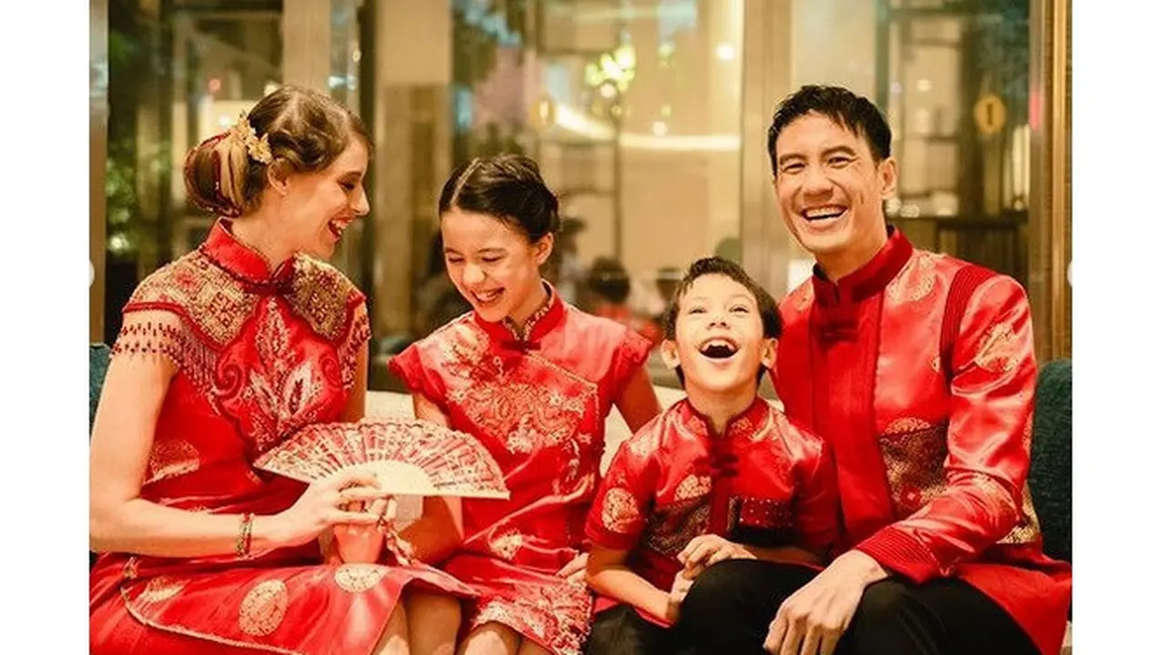 8 Potret Daniel Mananta dan Keluarga Bertema Imlek, Menawan Kenakan ...