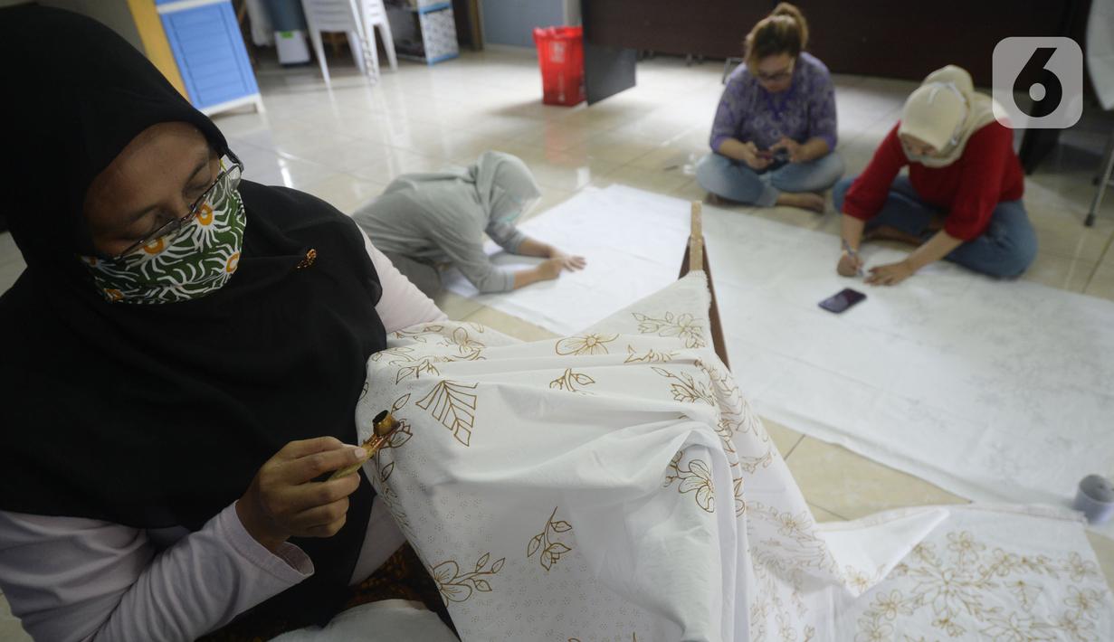 FOTO: Mengintip Proses Pembuatan Batik Kembang Mayang - Foto Liputan6.com