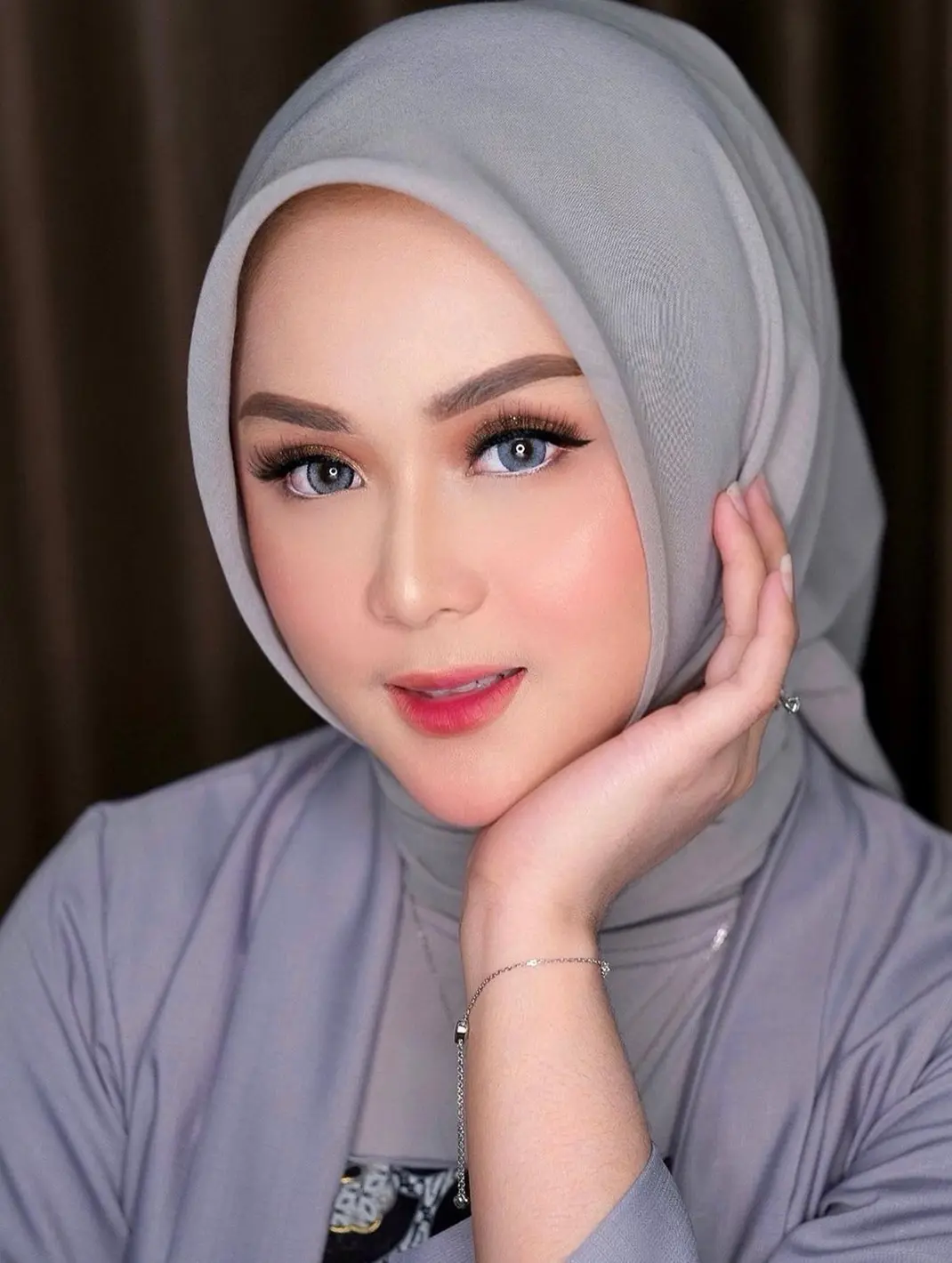 Alifhia Fitri Saat Pose Foto Topang Dagu, Selebgram Hits - Foto Liputan6.com