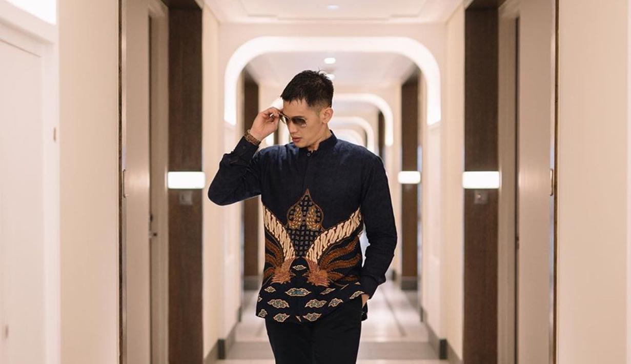 FOTO: Gaya Rezky Aditya saat Pakai Kaca Mata, Keren Banget - Foto ...