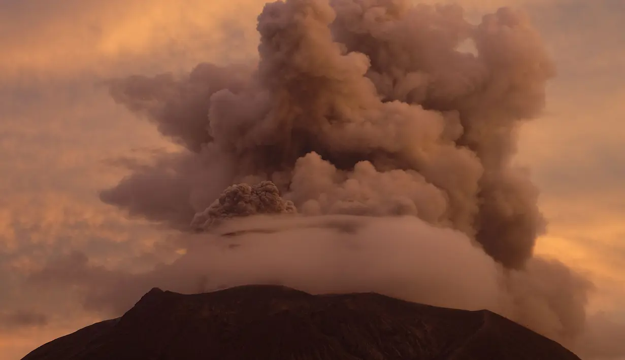 Gunung Ruang Kembali Muntahkan Material Abu Vulkanik - Foto Liputan6.com