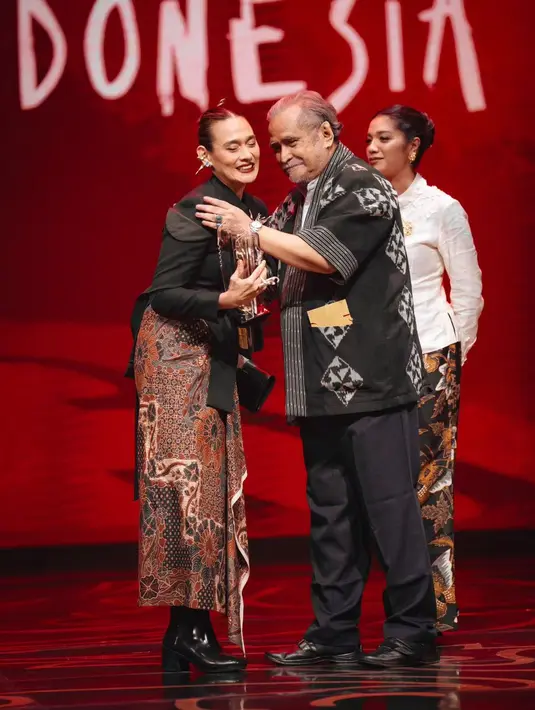 8 Penampilan Maskulin Ine Febriyanti, Peraih Pemeran Utama Perempuan Terbaik yang Kenakan Kebaya ...