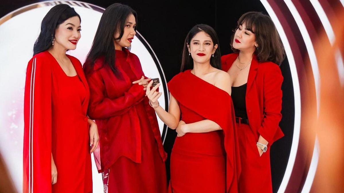 6 Gaya Bold Merona Geng AADC Reunian, Semua Pakai Warna Merah, Cantik ...
