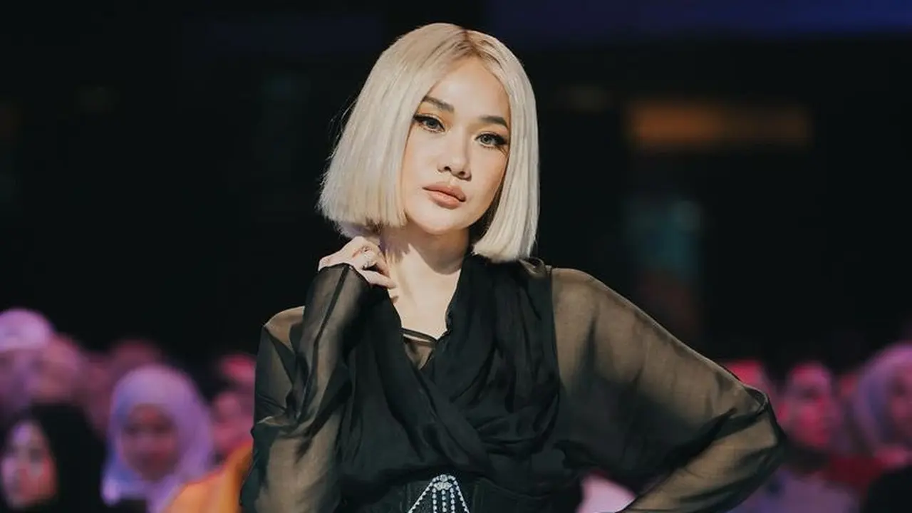 8 Tatanan Gaya Rambut Blonde Anti Membosankan dari Bunga Citra Lestari