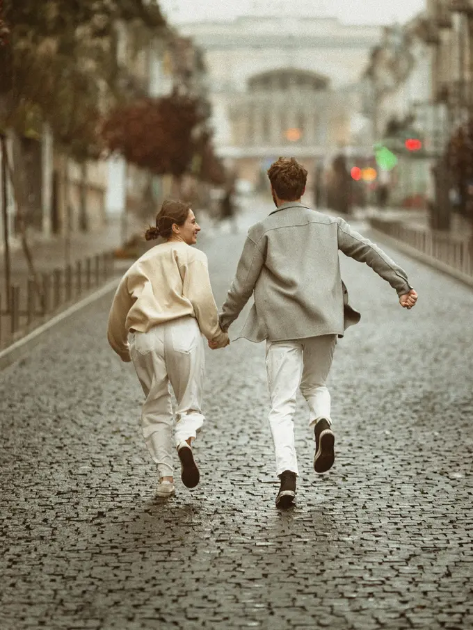 8 Tanda Seseorang Menyukaimu Secara Diam-Diam - Relationship Fimela.com