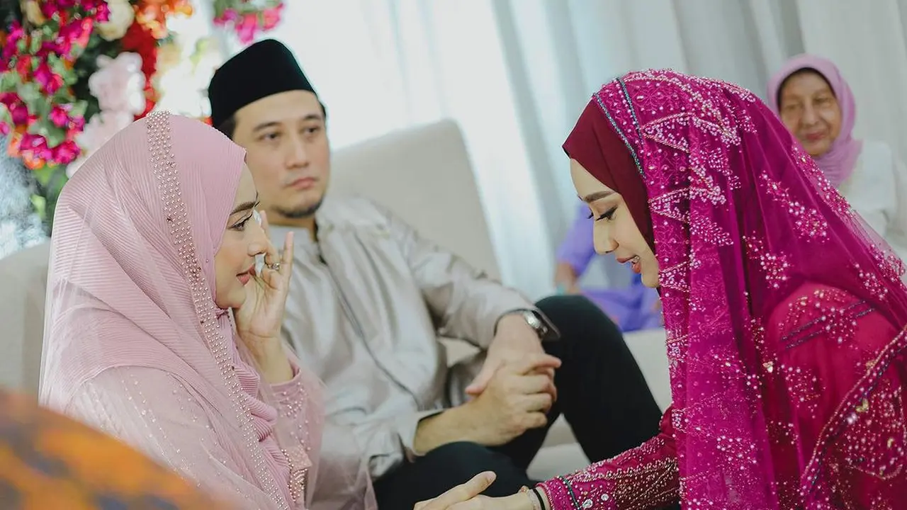 Potret Siraman Tengku Anataya Anak Cindy Fatikasari, Tengku Firmansyah ...