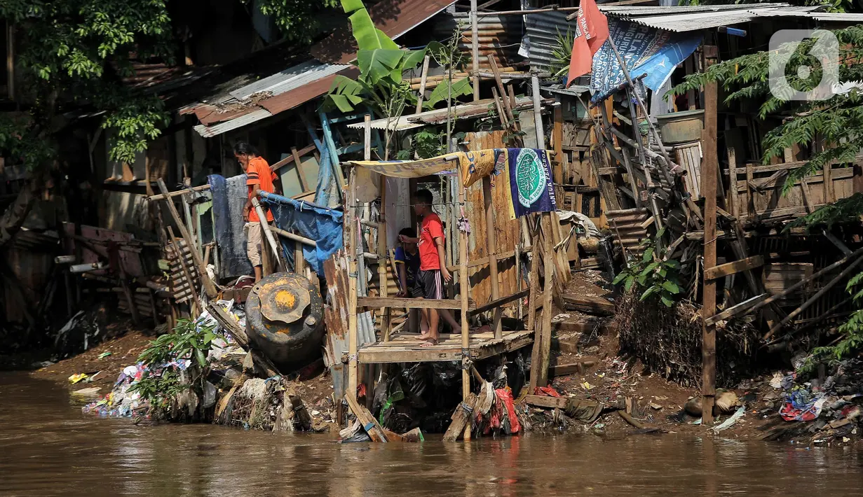 Kehidupan Warga Bantaran di Tengah Rencana Proyek Normalisasi Sungai Ciliwung - Foto Liputan6.com