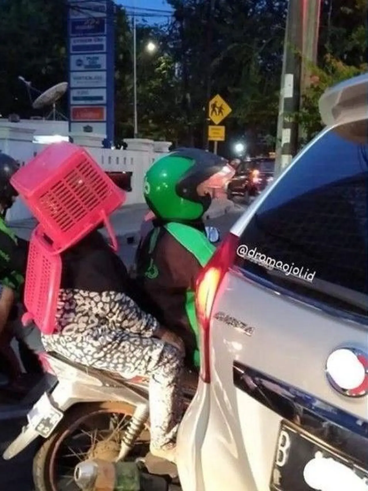 6 Aksi Emak-Emak Pakai Benda Pengganti Helm Ini Nyeleneh, Kocak - Hot Liputan6.com