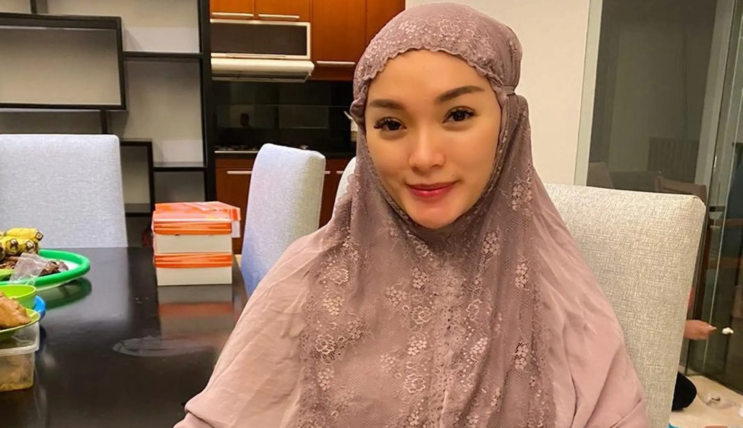 Pesona Zaskia Gotik dalam Balutan Hijab, Tuai Pujian - Foto Liputan6.com