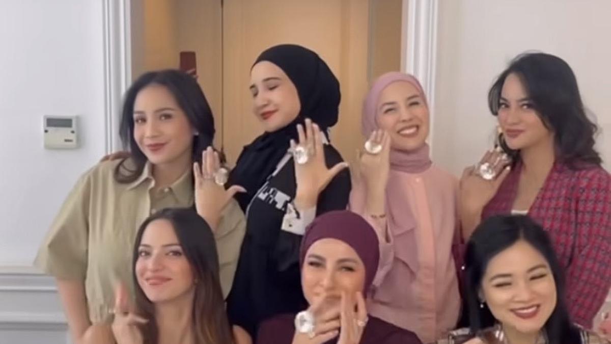 6 Gaya Geng Cendol Pamer Cincin “Berlian” Besar Pemberian Titi Kamal saat Acara Makan Siang ...