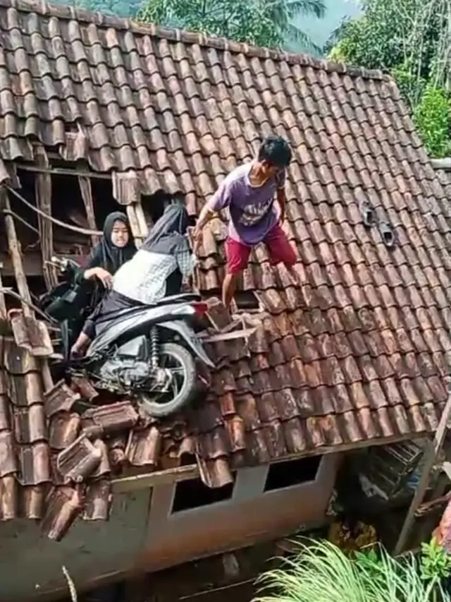 2 Bocil Berhijab di Tasik Bersama Sepeda Motor 'Nyangsang' pada Atap ...