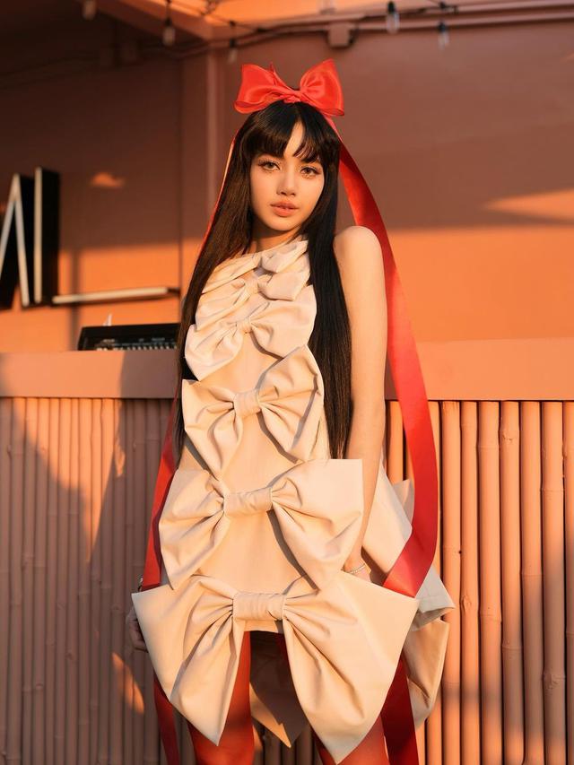 7 Momen Lisa Blackpink Rayakan Ulang Tahun di Thailand, Outfitnya Curi ...