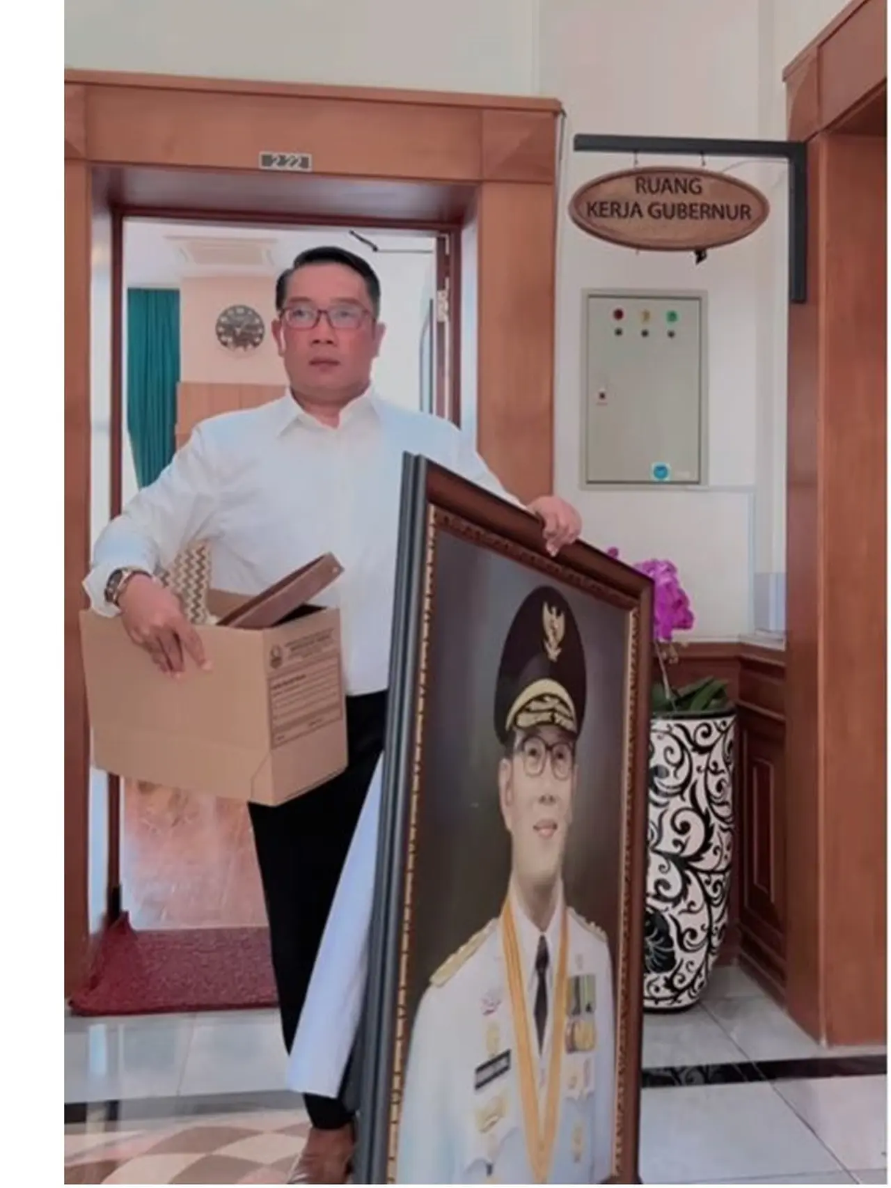 6 Potret Ridwan Kamil Kemasi Barang Pribadi di Rumah Dinas Gubernur ...