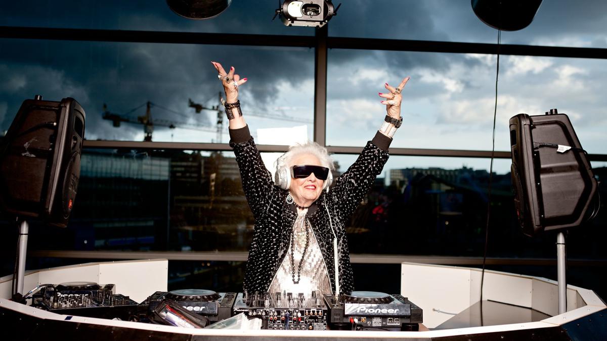 5 Lansia dan Aktivitas Uniknya: Penari Tiang hingga DJ - Lifestyle ...