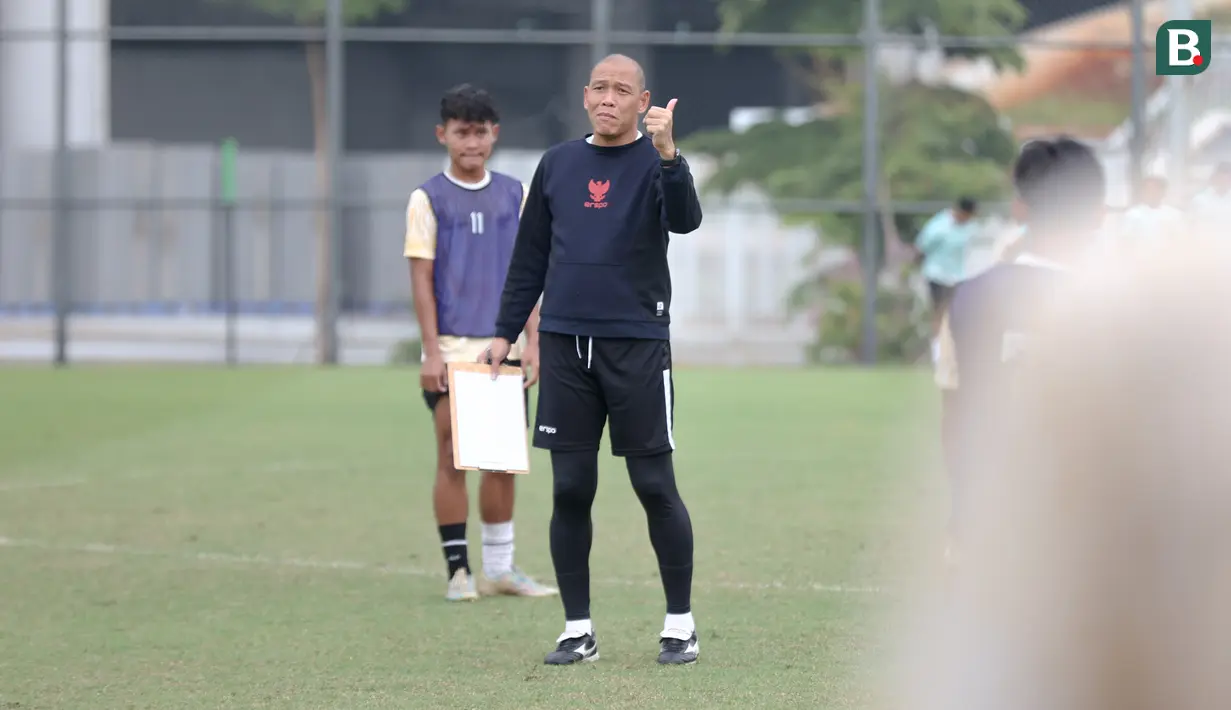 Foto: Melihat Tegasnya Nova Arianto saat Memimpin Latihan Timnas Indonesia U-16 di Jakarta ...