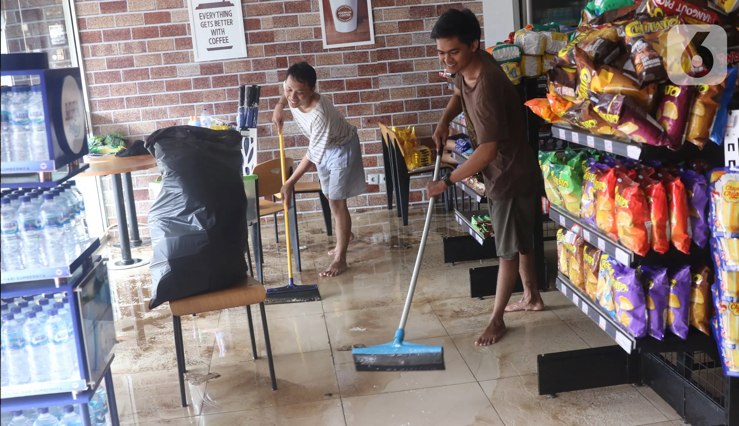 FOTO: Kawasan Benhil Dikepung Banjir, Aktivitas Ekonomi Lumpuh - Foto ...