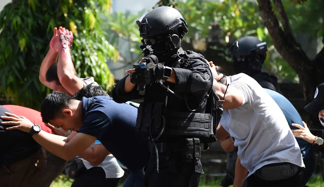 FOTO: Polisi Antiteror Bekuk Teroris di Pelabuhan Benoa - Foto Liputan6.com