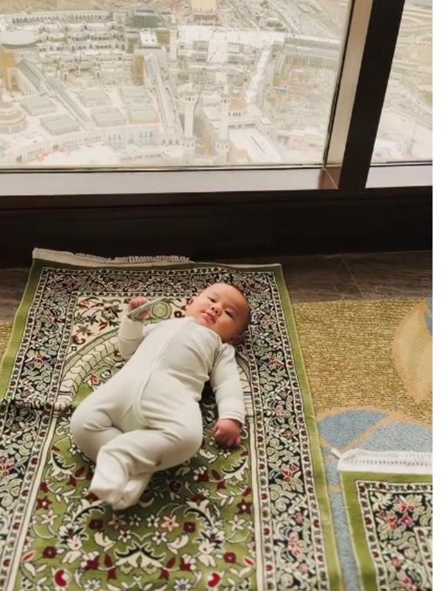 6 Potret Baby Arash Umrah di Usia 6 Bulan, Aaliyah & Thariq Ungkap Rasa ...