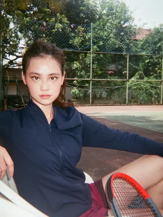Potret Gege Elisa Saat Main Tenis, Tampil Stylish - Foto Liputan6.com