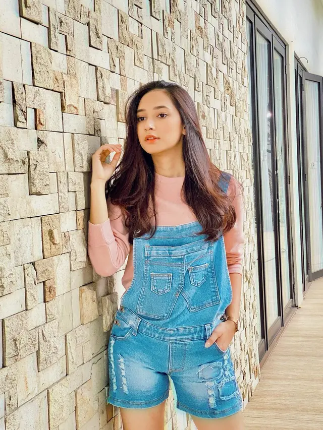 7 Potret Terbaru Nadira Sungkar Pemain Sinetron Roda Roda Gila