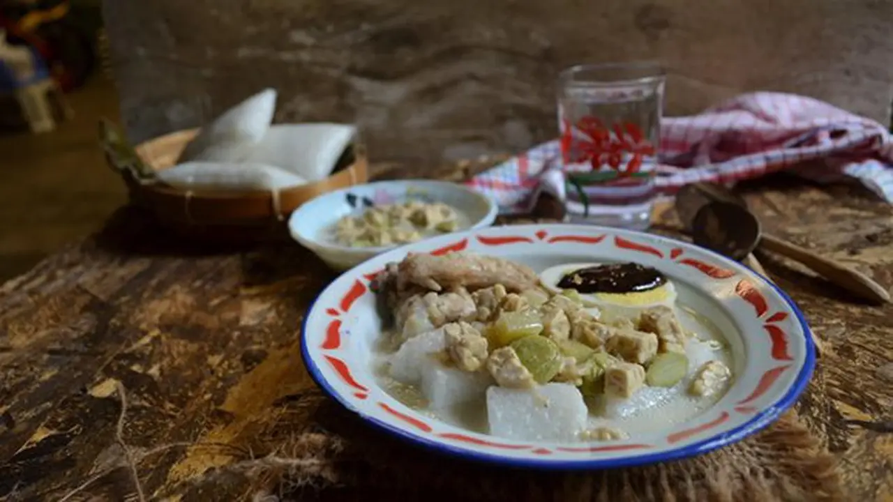 7 Resep Lontong Sayur Enak yang Cocok untuk Menu Makan Siang