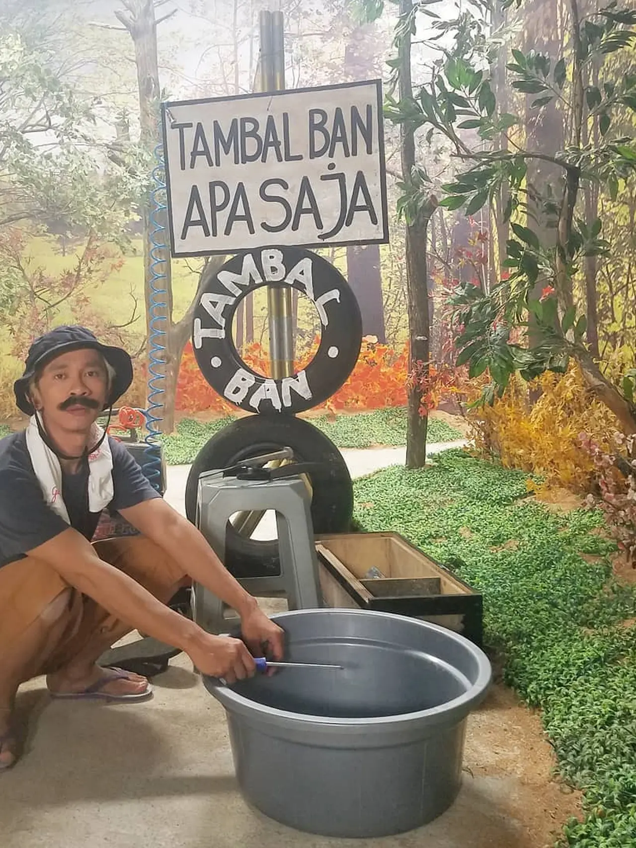 Kunjungi Makam Anak, Aming Curhat Penuh Haru - ShowBiz Liputan6.com