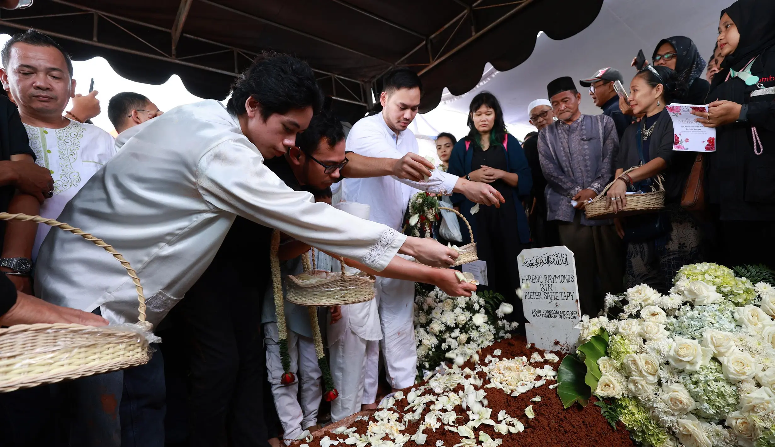 Suasana Haru Selimuti Pemakaman Aktor Senior Ray Sahetapy - Foto ...