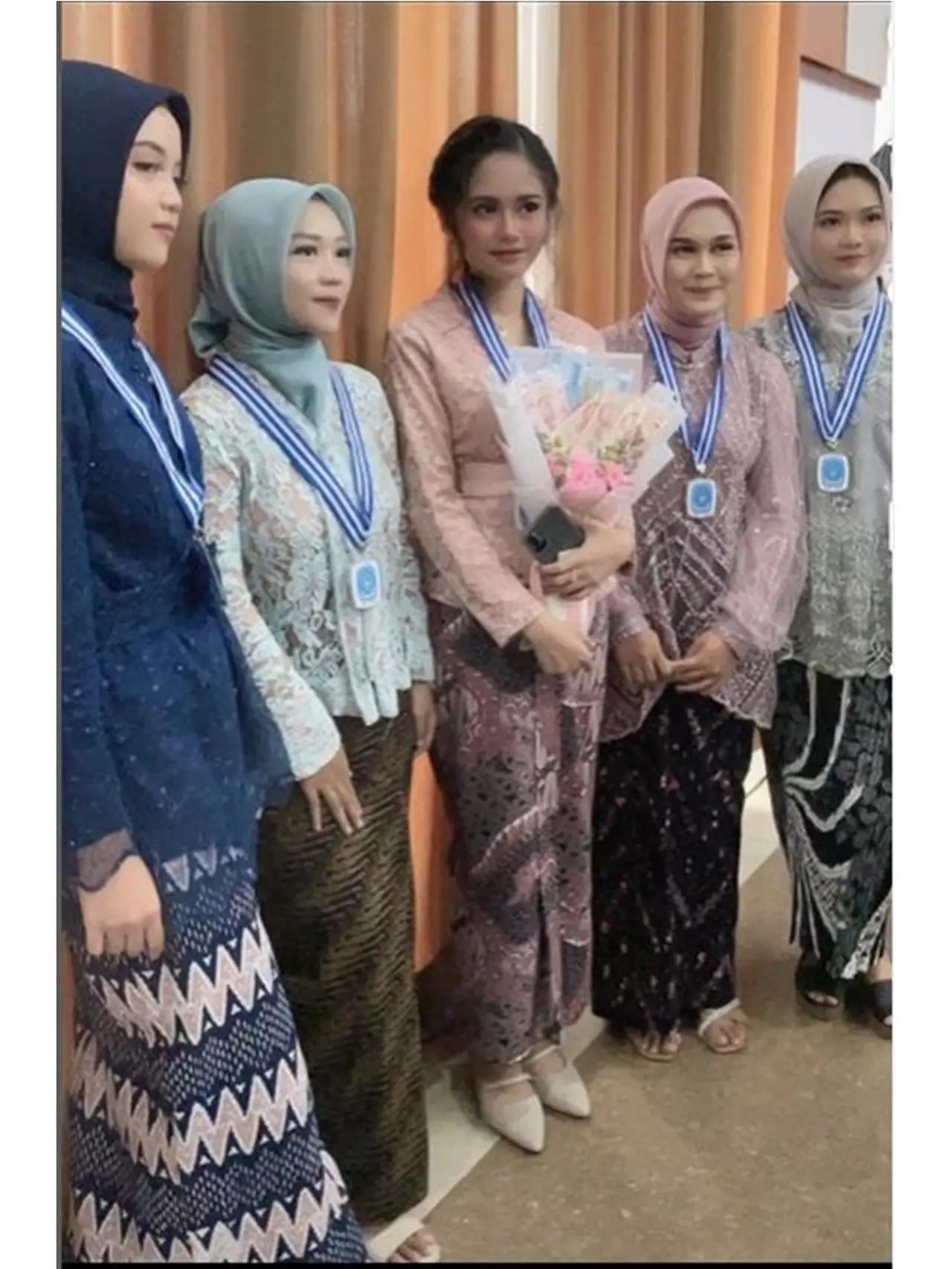 6 Potret Sus Rini Pengasuh Rayyanza Saat Menghadiri Wisuda Putrinya ...