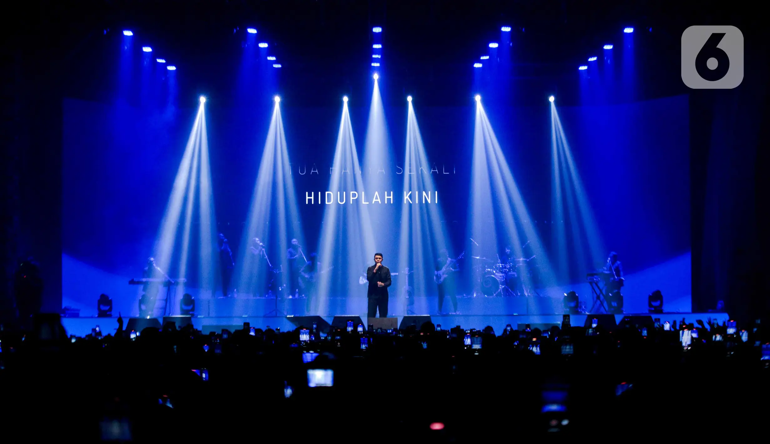 Penampilan Tulus di Konser Penutup Tur Manusia 2023 Jakarta - Foto ...